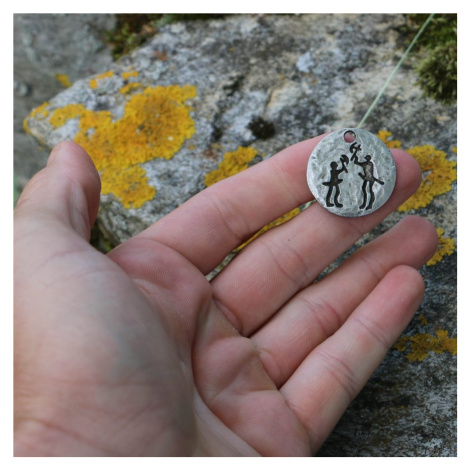 Drakkaria SEKERNÍCI, válečnický amulet, skalní rytina Tanum, Švédsko ...